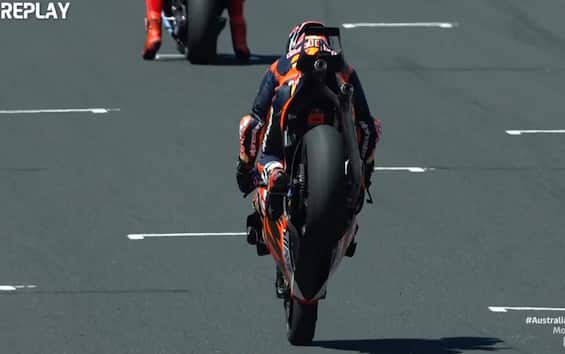 MotoGP, GP Australia. Miller, stoppie da urlo in stile Randy Mamola ...