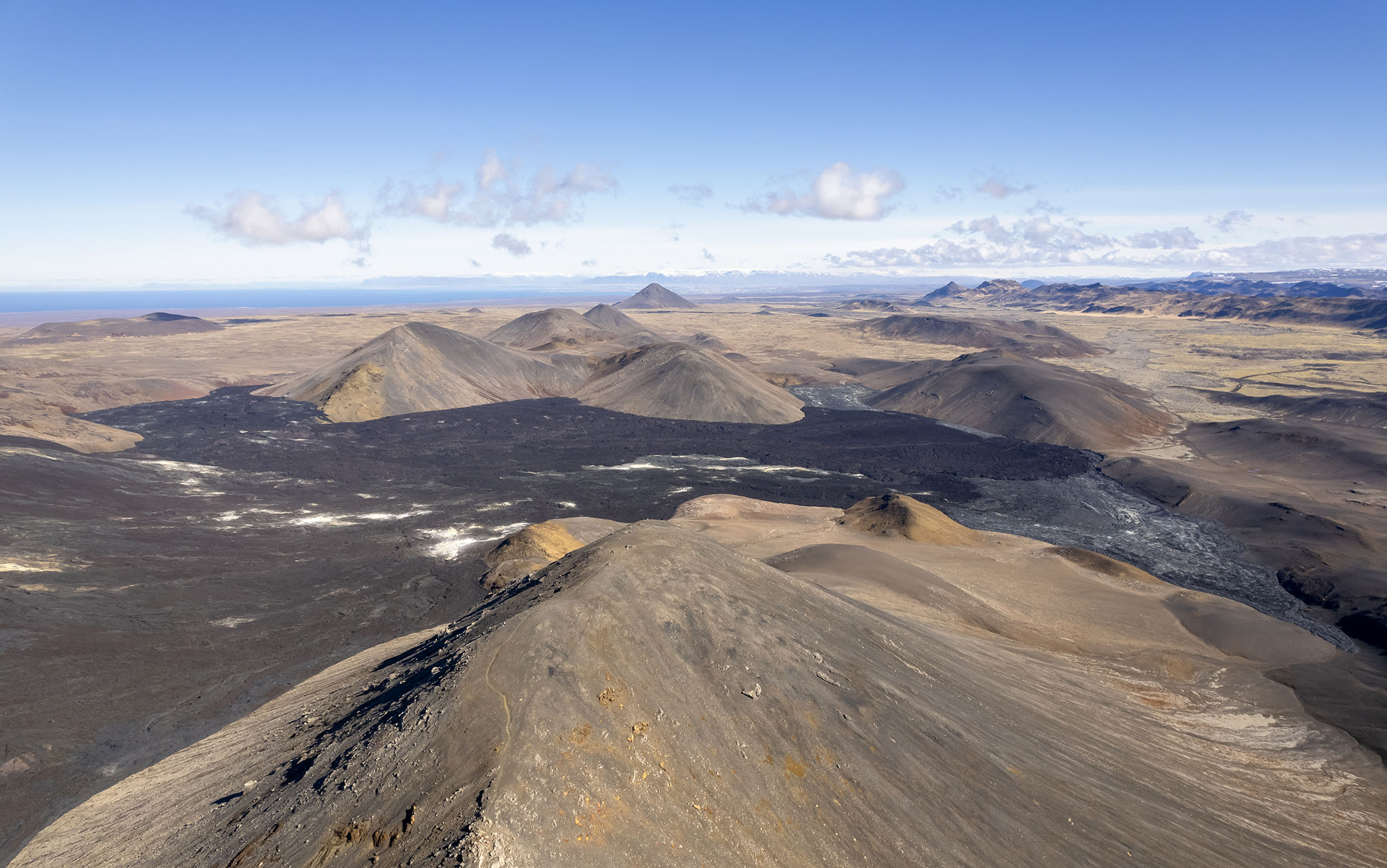 Islanda, eruzione del vulcano a Grindavik: nube di gas minaccia ...