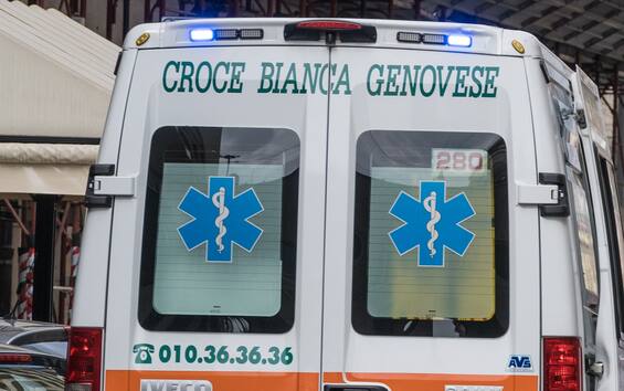 Incidente a Genova, camion investe due pedoni: morta una donna | Sky TG24