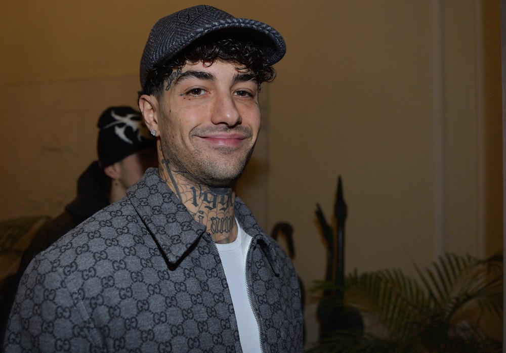 Chi è Tony Effe, il rapper per la prima volta in gara a Sanremo 2025 ...