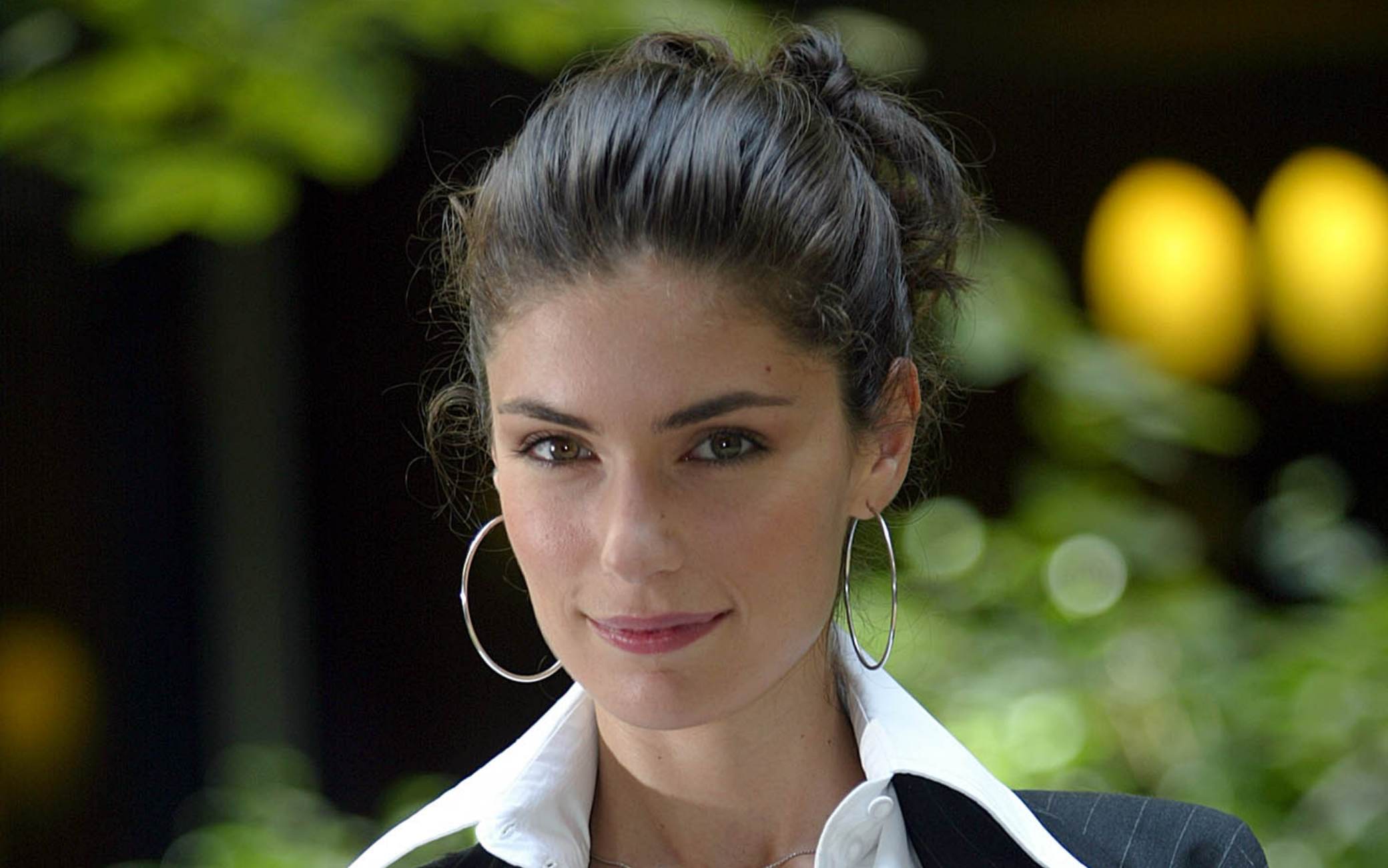 Anna Valle compie 50 anni, i suoi personaggi più famosi da Commesse a ...