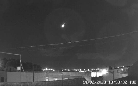 Un meteorite nei cieli di Puglia e Basilicata? Sui social molti video e foto della scia luminosa ...