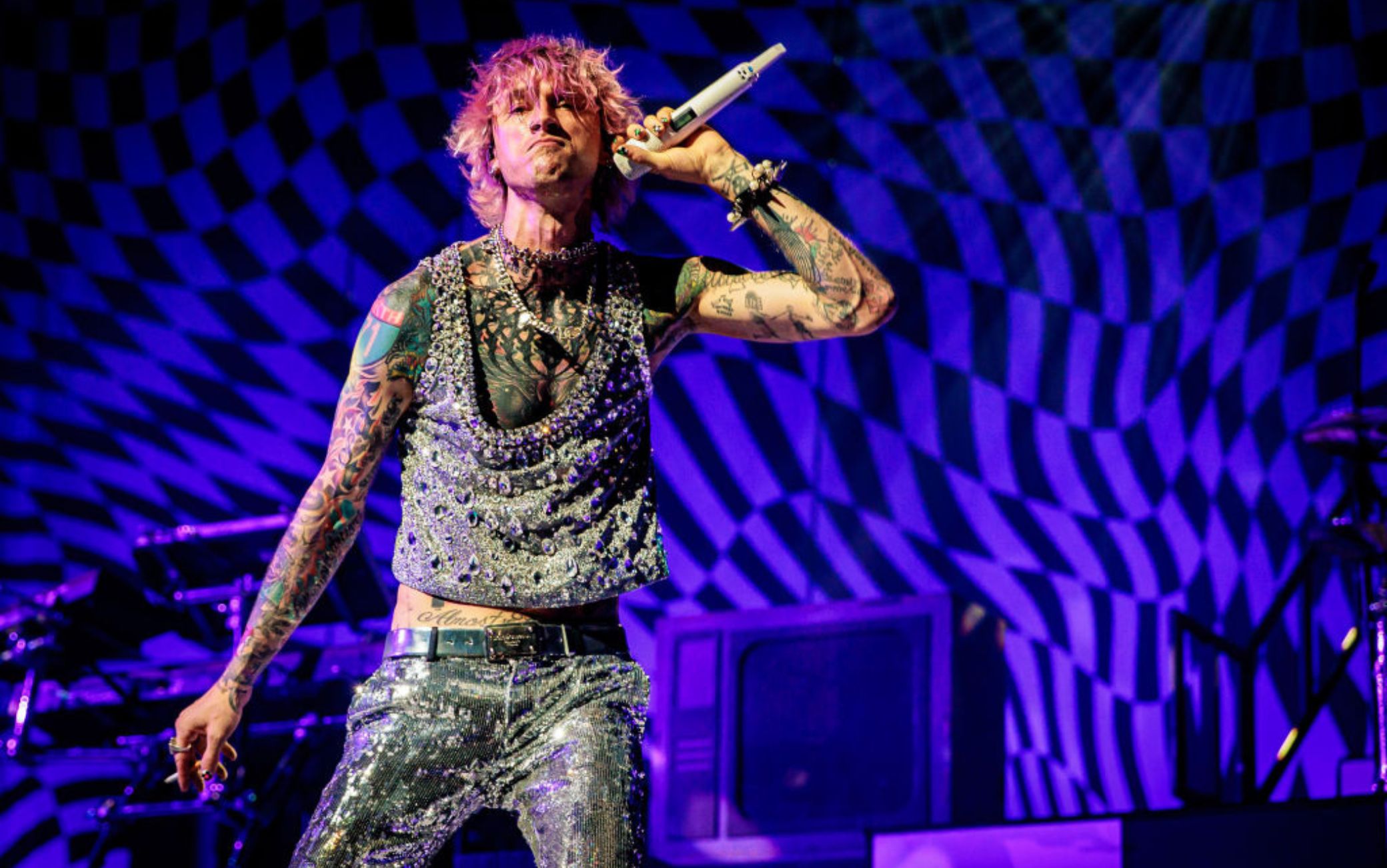 Machine Gun Kelly, il nuovo incredibile tatuaggio blackout | Sky TG24