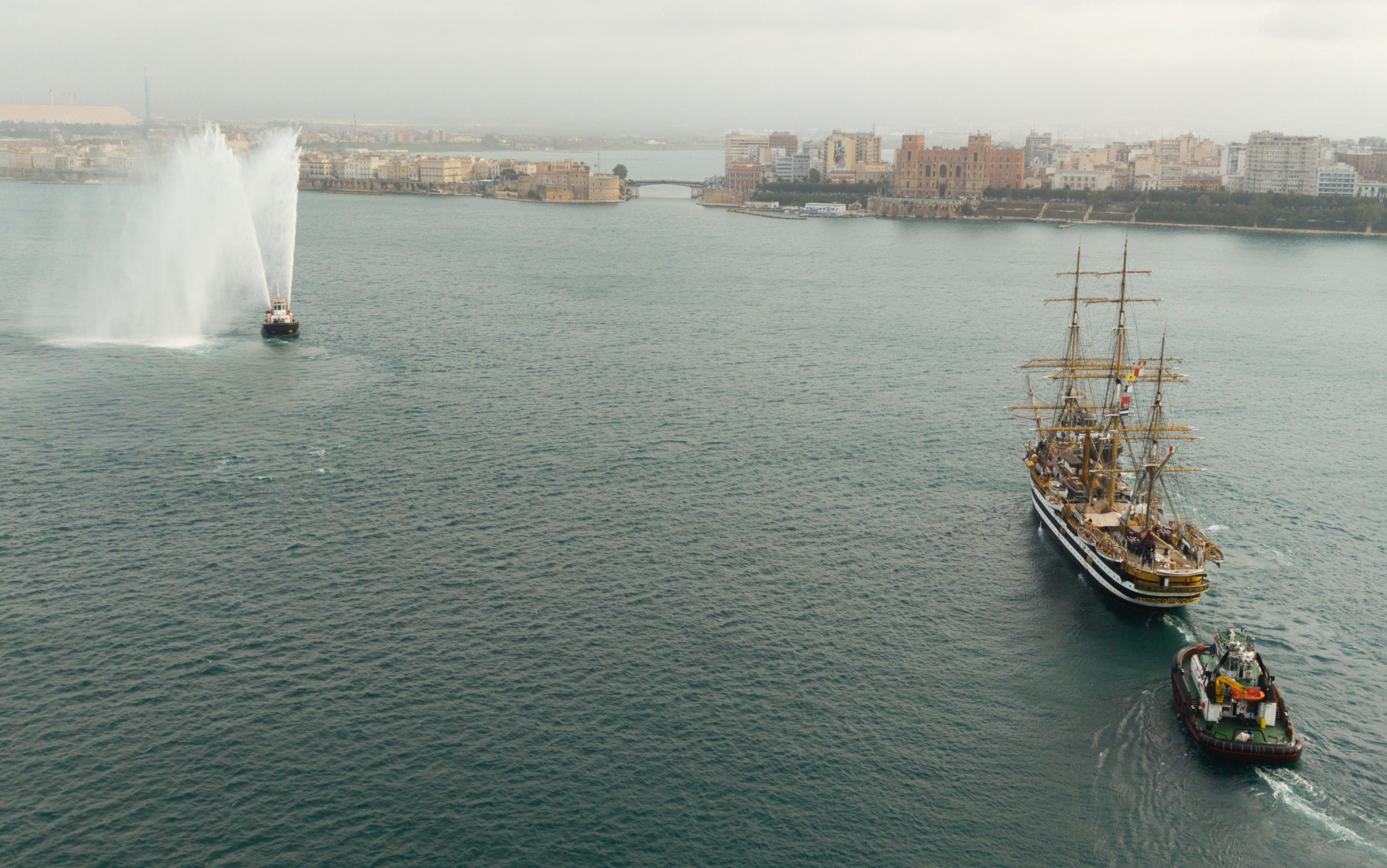 Amerigo Vespucci, la nave arrivata a Taranto. FOTO | Sky TG24