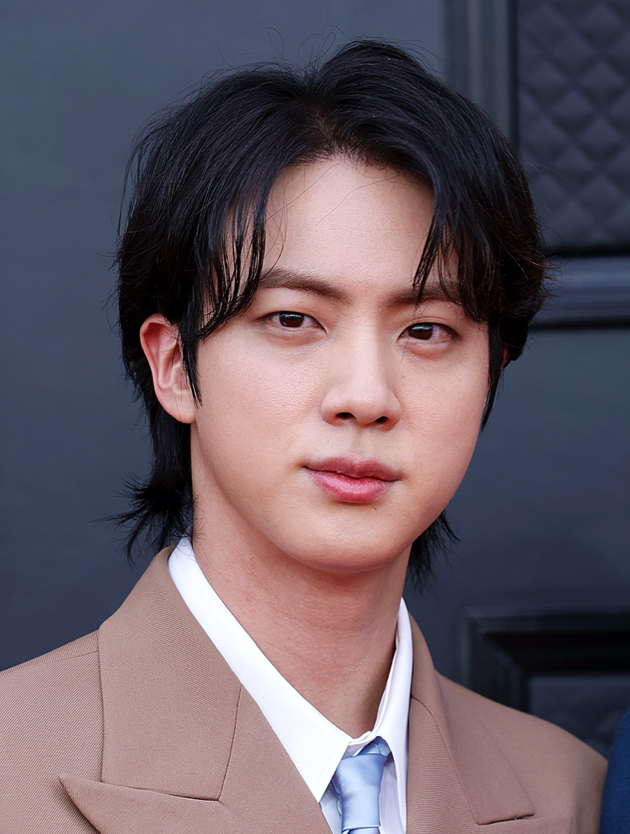 I BTS celebrano 10 anni, come sono cambiati i membri della band. FOTO