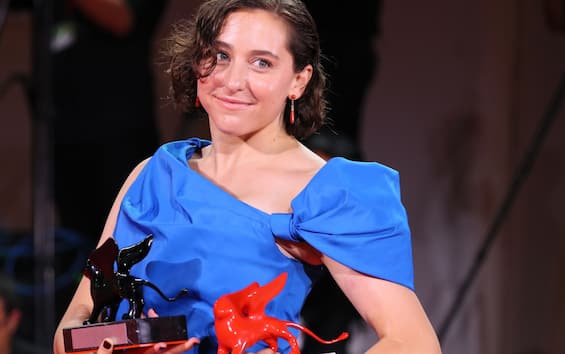 Chi è Sarah Friedland, la regista esordiente che ha vinto a Venezia ...