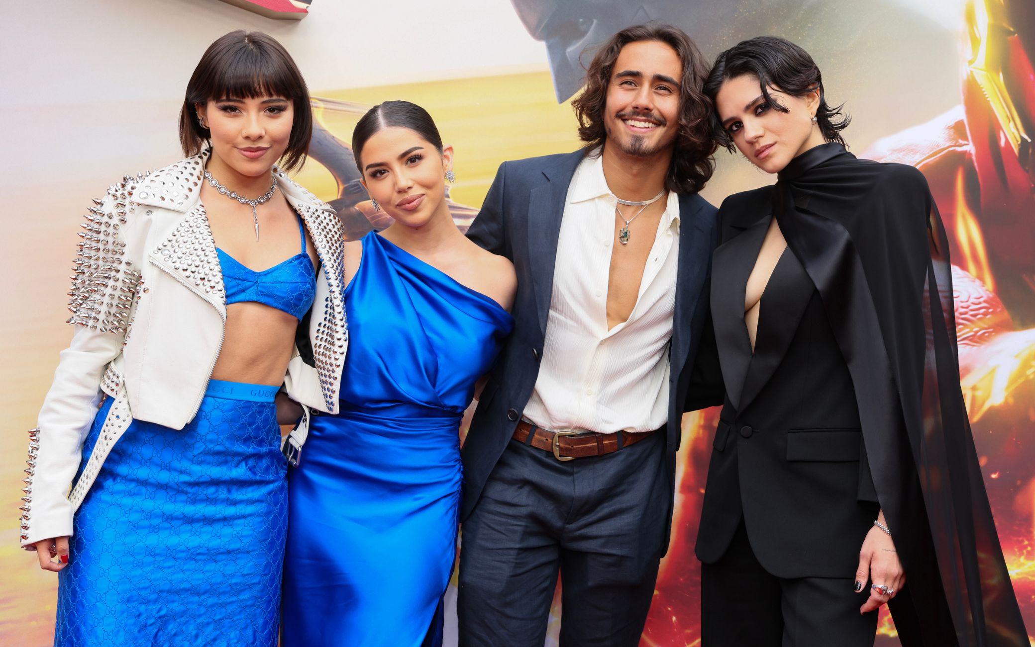 The Flash, Ezra Miller torna in pubblico e posa col cast alla première ...