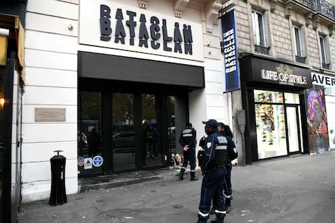 Bataclan e attentati di Parigi, la commemorazione delle vittime in ...
