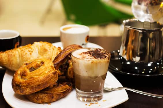 Colazione al bar, quanto costa: dal cornetto al cappuccino, tutti gli ...