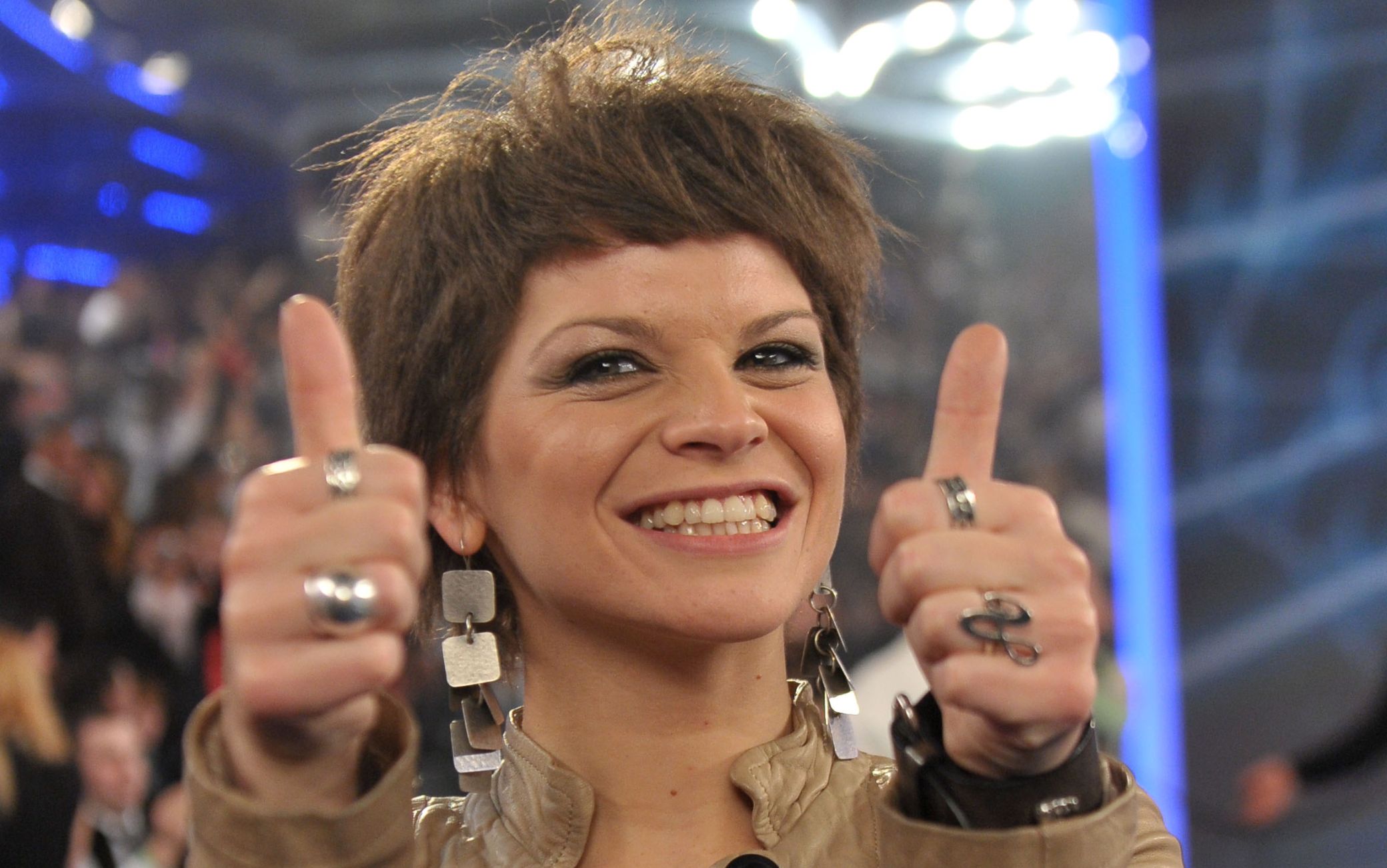 Alessandra Amoroso all’Ariston con il brano Fino a qui: da Amici al ...