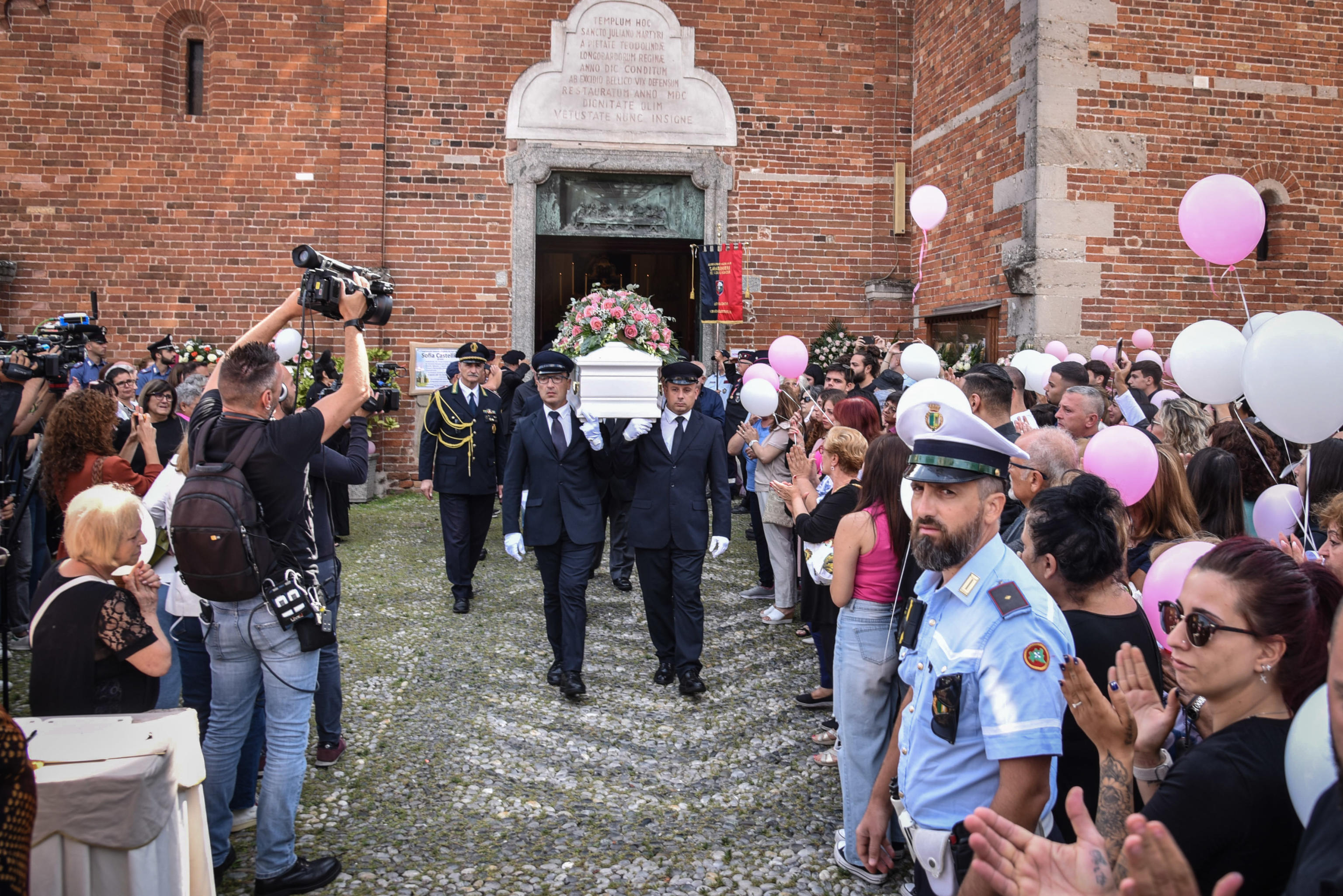 Funerali di Sofia Castelli, a Cologno fiori e palloncini rosa. FOTO ...