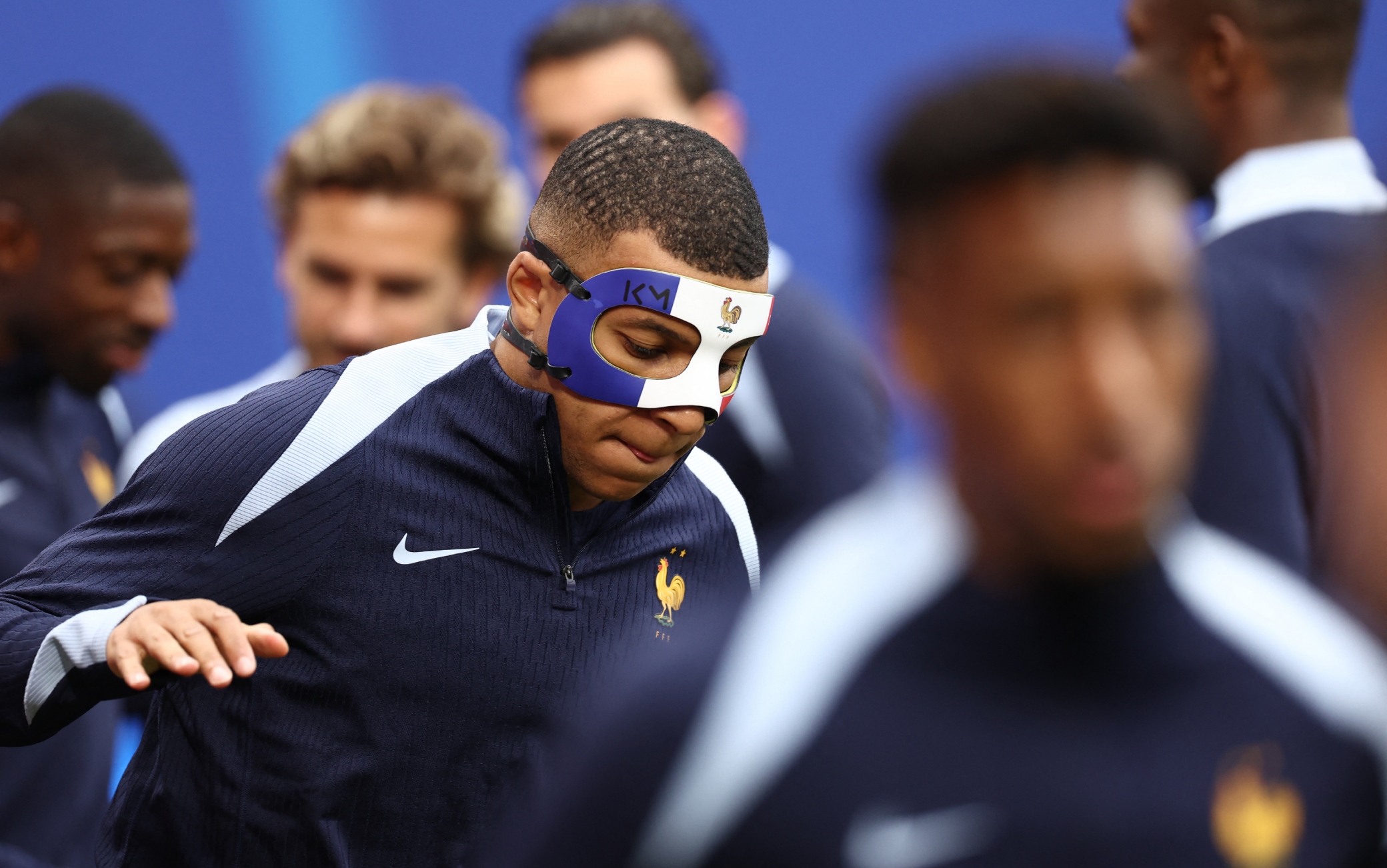 Francia, Mbappé mostra la sua maschera: scelto il tricolore francese ...