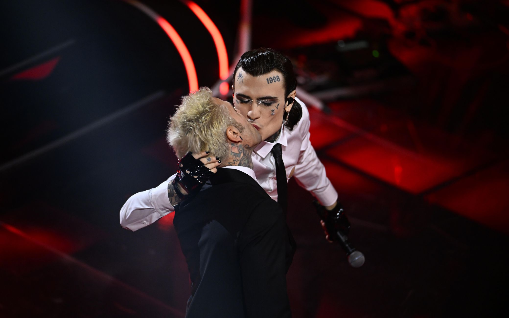 Il bacio in bocca tra Rosa Chemical e Fedez al Festival di Sanremo ...