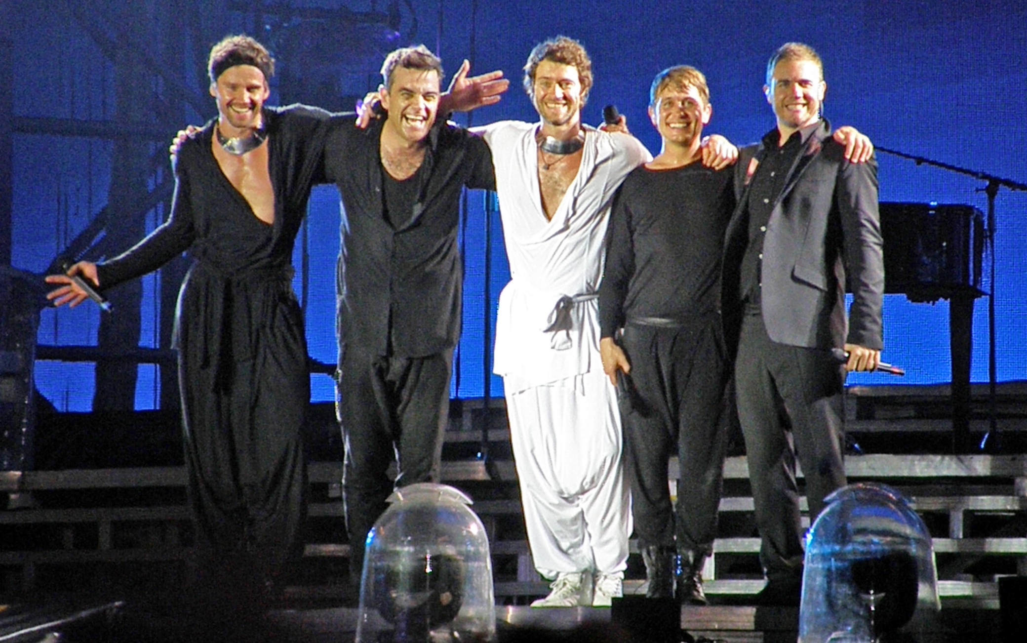 Robbie Williams compie 50 anni, dai Take That a oggi: tutti i suoi ...