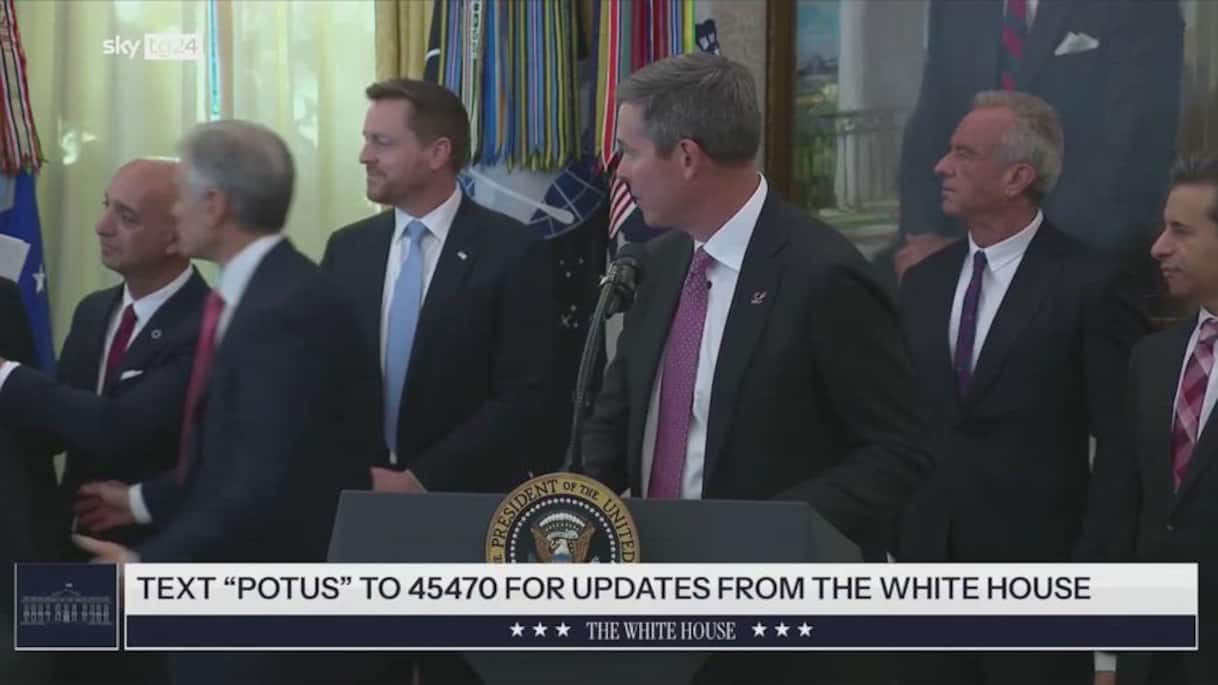 Casa Bianca, Gordon Findlay sviene nello Studio Ovale Trump | Video Sky ...