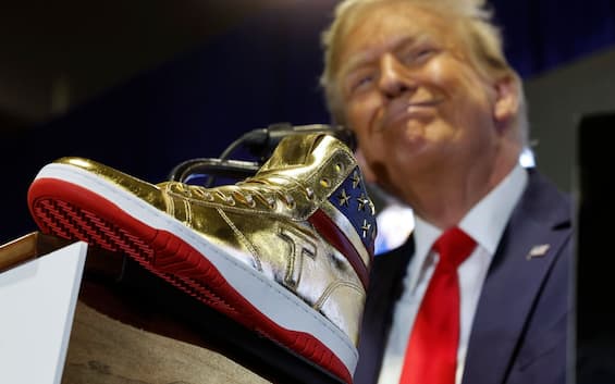 Trump presenta la sua linea di scarpe. Ecco le sneakers dorate con la bandiera Usa | Sky TG24