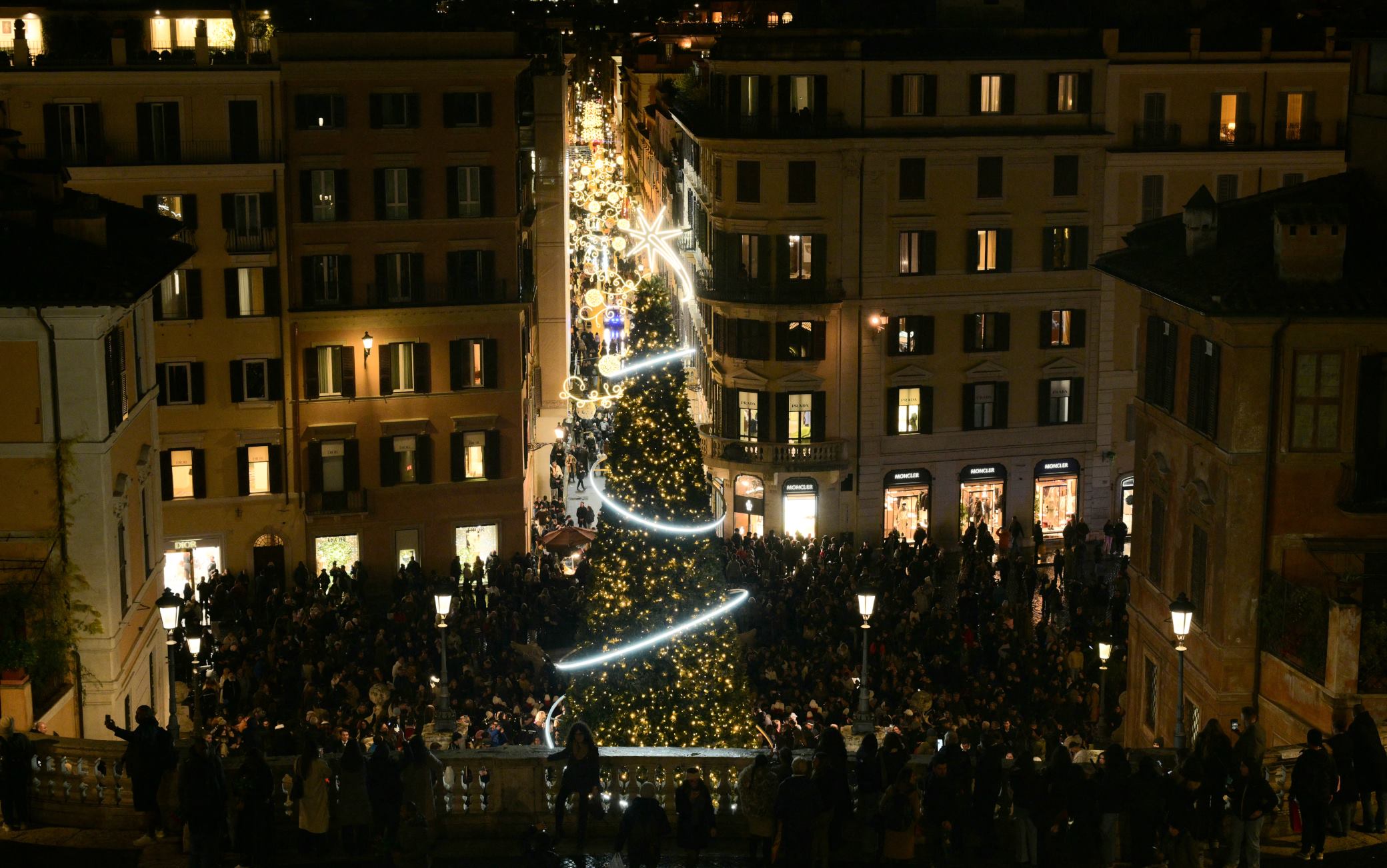 Albero di Natale acceso in piazza di Spagna a Roma. FOTO | Sky TG24