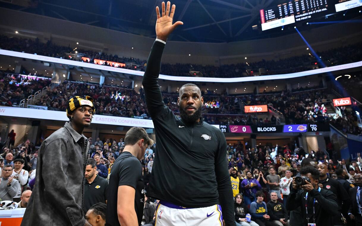 NBA, Cleveland celebra LeBron con un video, lui si commuove | Sky Sport