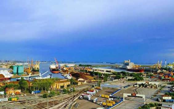 Porti: Venezia, primo sdoganamento in mare per merci rinfuse | Sky TG24