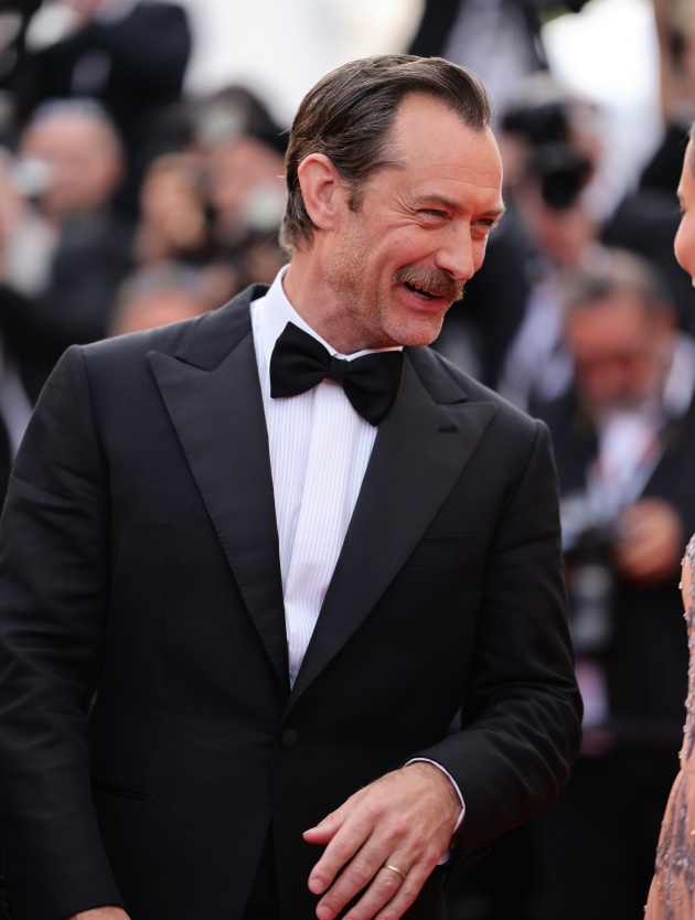 Cannes 2023, Alicia Vikander e Jude Law sul red carpet di Firebrand. FOTO | Sky TG24