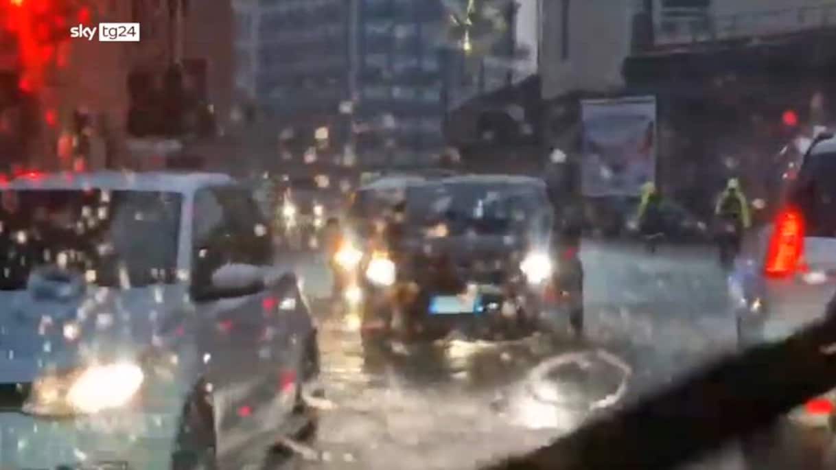 Maltempo in Liguria, strade allagate e crolli | Video Sky TG24