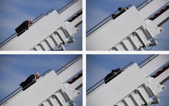 Biden inciampa e cade sulla scaletta dell'Air Force One. VIDEO | Sky TG24
