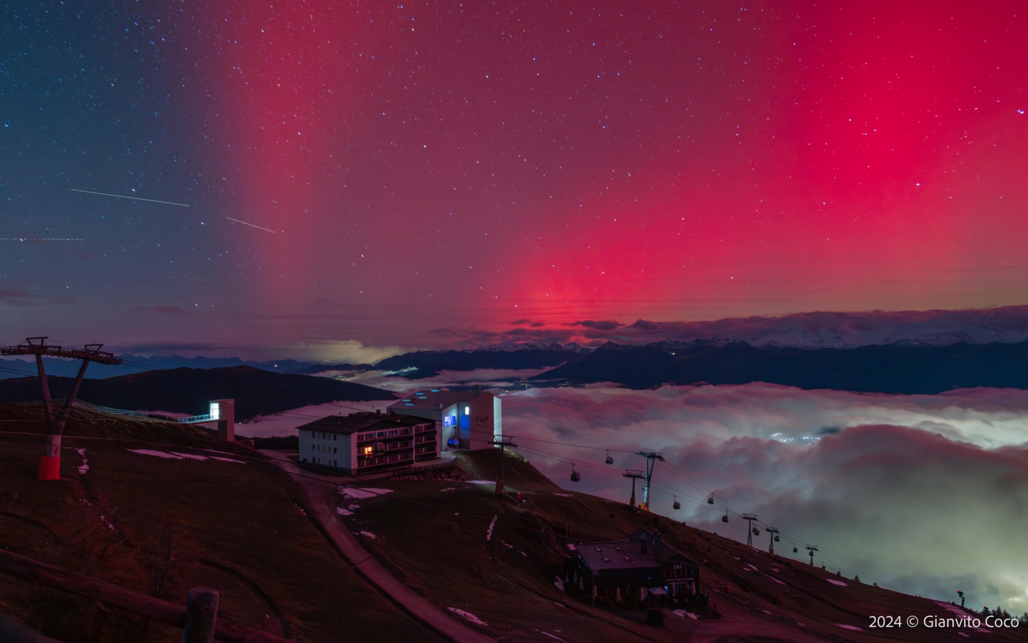 L'aurora boreale illumina di rosa il cielo d'Italia il 10 ottobre. FOTO ...