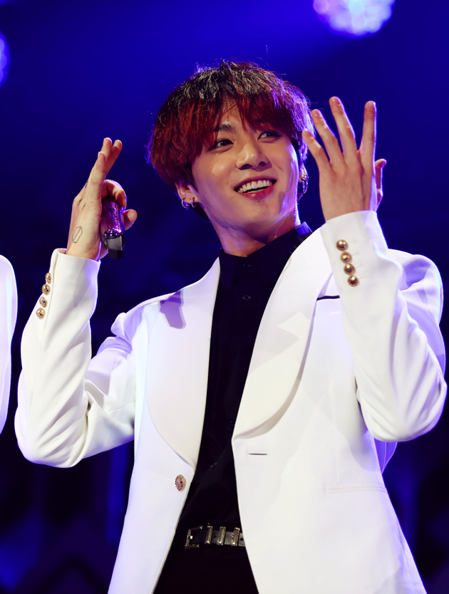 I BTS celebrano 10 anni, come sono cambiati i membri della band. FOTO