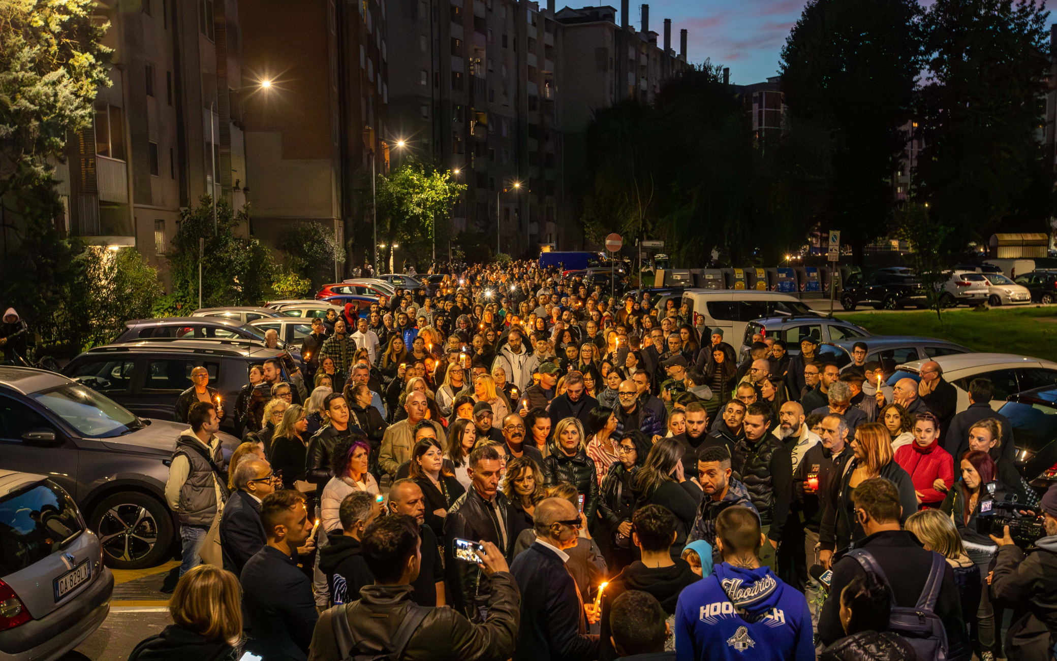 Rozzano, fiaccolata per Manuel Mastrapasqua. La famiglia: 'L'ergastolo ...