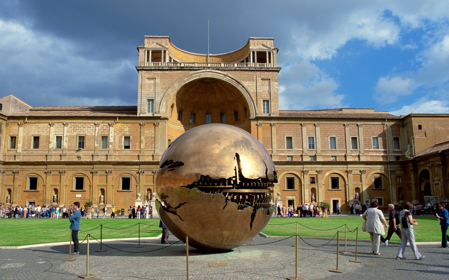 Addio Arnaldo Pomodoro, le opere più famose dello scultore scomparso ...