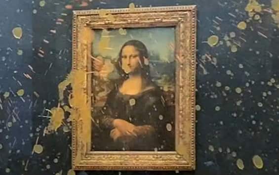 Gioconda imbrattata a Louvre, le foto dell’azione delle attiviste | Sky ...