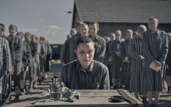 Il Tatuatore di Auschwitz, trama e cast della serie tv Sky dal libro di Heather Morris | Sky TG24