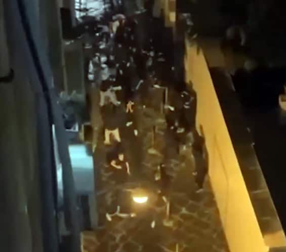 Maxi-rissa a Napoli tra liceali, l'appello: 'Fateli costituire' | Sky TG24