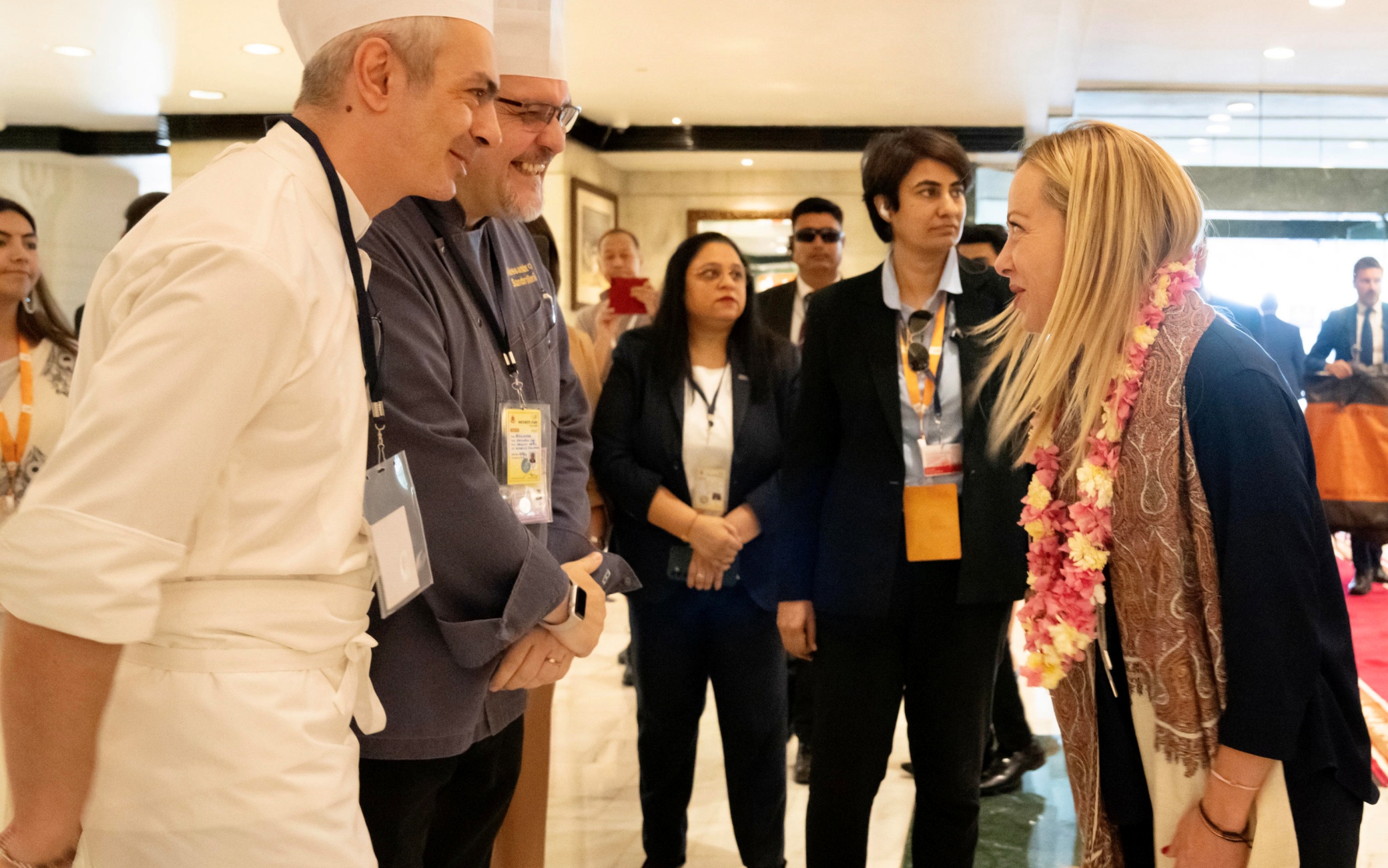Giorgia Meloni in India per il G20: bindi rosso e collana di fiori per ...