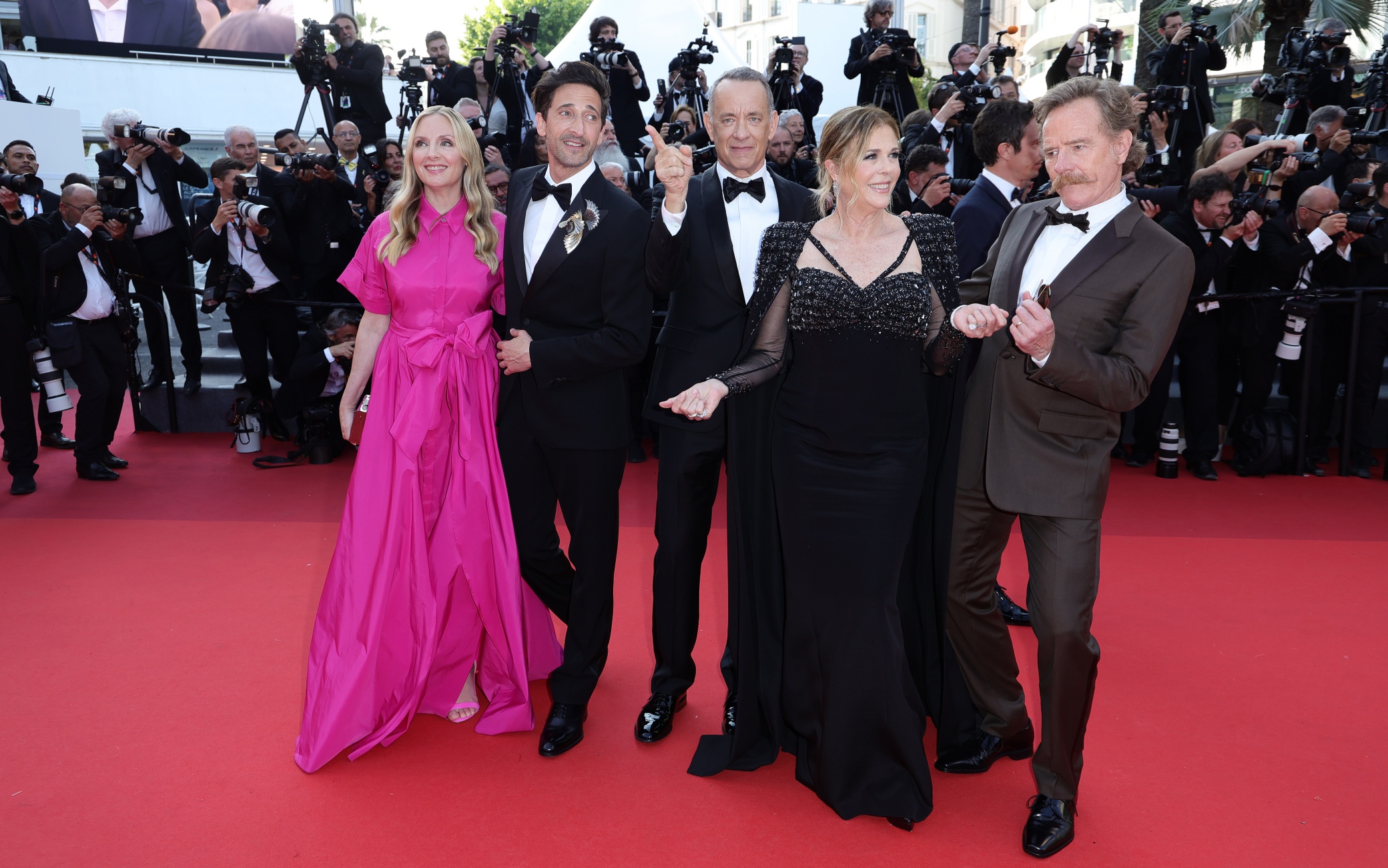 Cannes 2023, Tom Hanks e Scarlett Johansson sul red carpet di Asteroid City. FOTO | Sky TG24