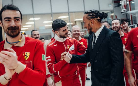 F1, Hamilton debutta in Ferrari: la giornata in tv e streaming su Sky e ...
