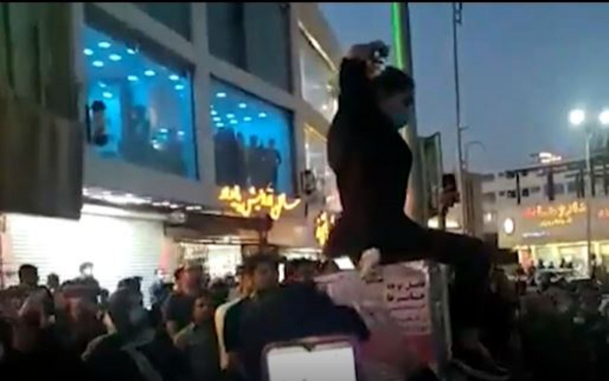 Iran, media: liberata la cantante iraniana Parastoo Ahmadi | Sky TG24
