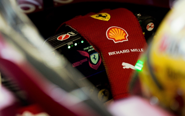 F1, Ferrari: il logo di Hamilton sul volante della sua SF-25. Foto ...