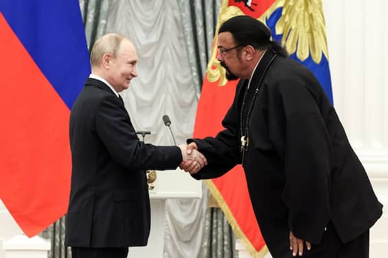 Steven Seagal su Putin: 'Morirei per lui'. Mosca pensa di mandarlo in ...