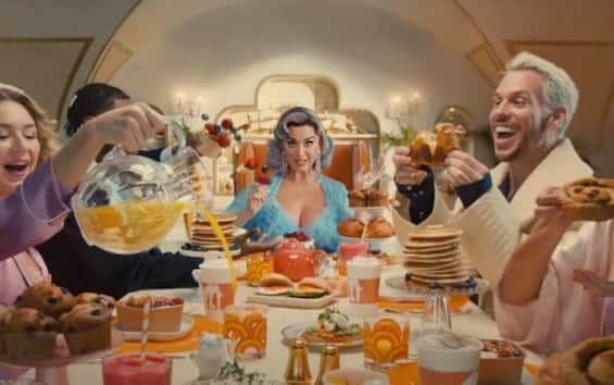 Katy Perry tra sushi e pizza in uno spot per Just Eat | Sky TG24