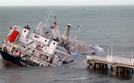 Nave incagliata sul pontile di Marina di Massa, le foto | Sky TG24