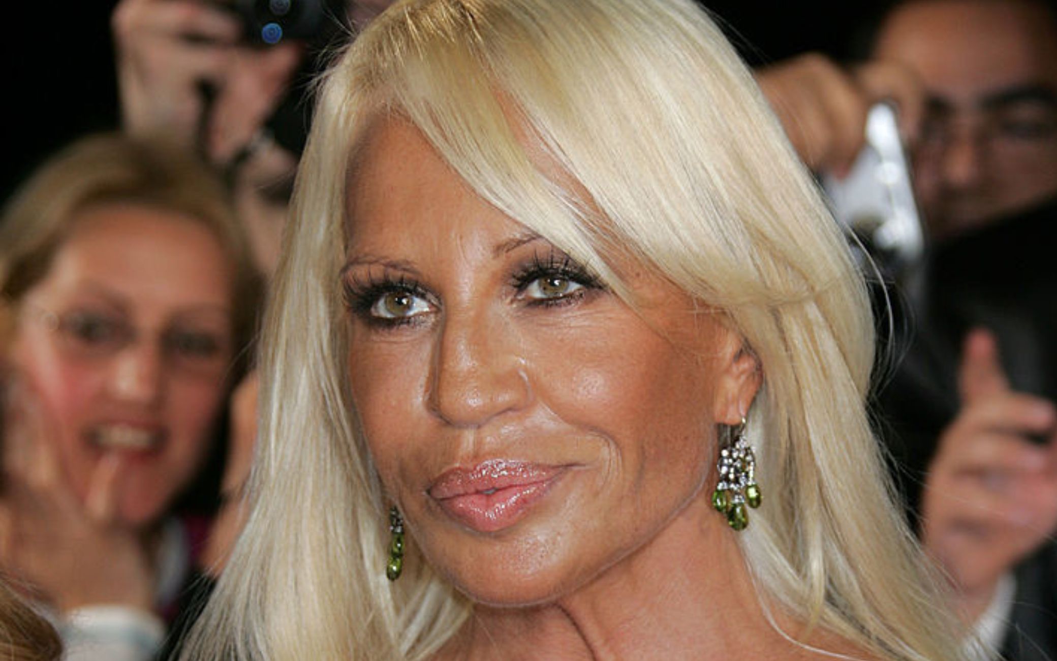 Donatella Versace, il nuovo look che stupisce tutti: la stilista ieri e ...