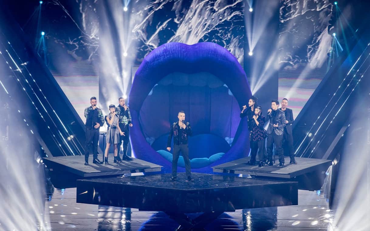 Robbie Williams alla finale di X Factor: l'opening e i duetti con i ...