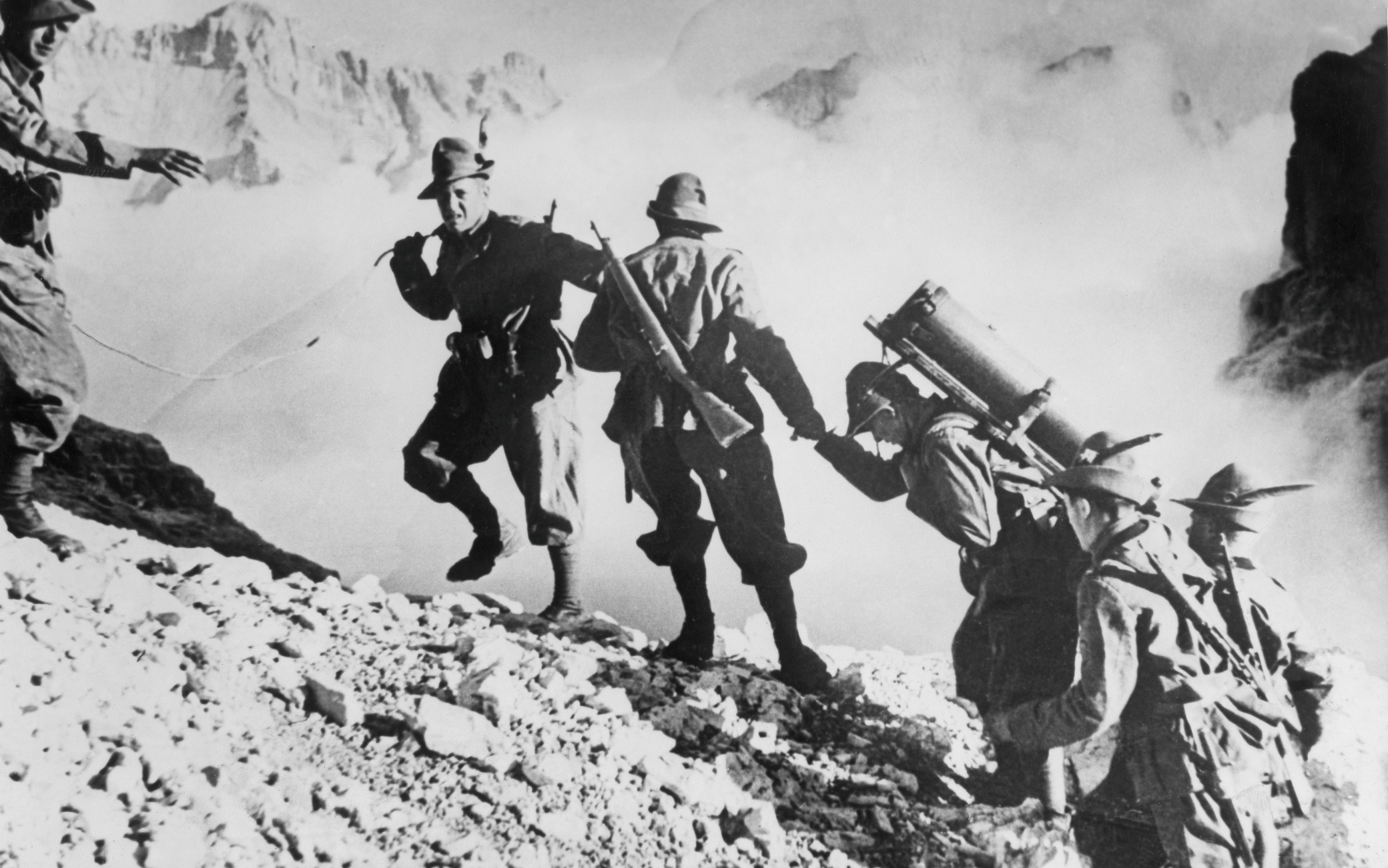 Chi sono gli alpini: 5 cose da sapere sulle cosiddette Penne Nere | Sky ...