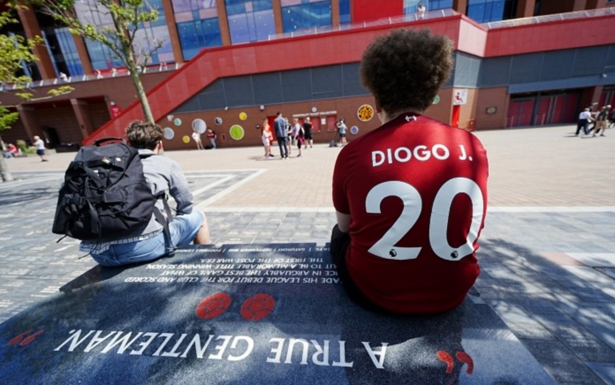 Morte Diogo Jota, il tributo del Liverpool ad Anfield in diretta | Sky ...