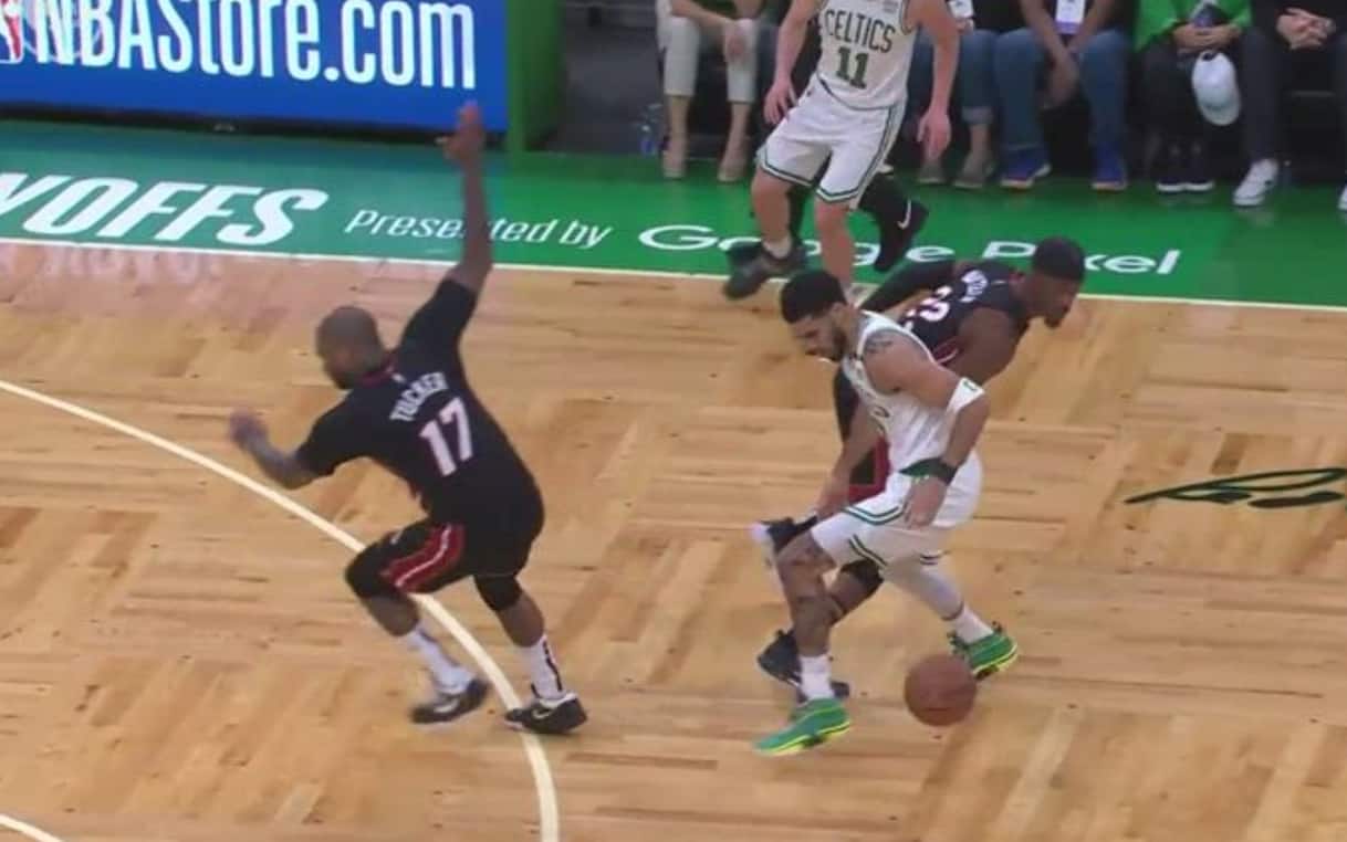 Playoff NBA: l'assurda simulazione di PJ Tucker sulla spinta di Jayson ...