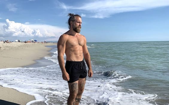 Chi è Gianluca Briganti, il nuovo velino di Striscia La Notizia | Sky TG24