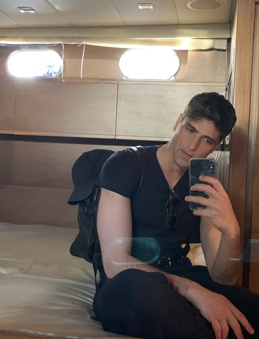 Chi è Fabio Mancini, il modello scoperto da Giorgio Armani quando aveva 18 anni | Sky TG24