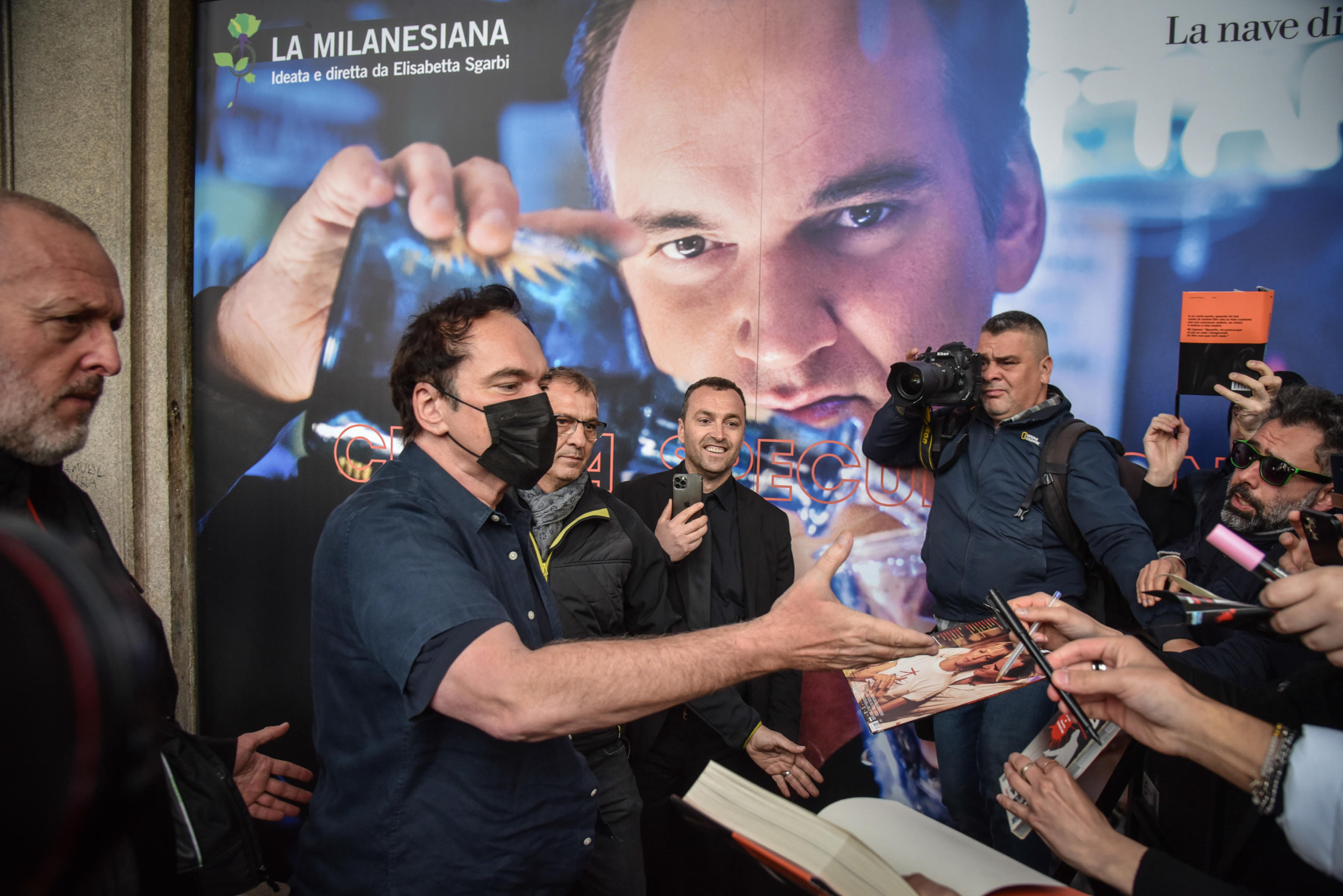 Tarantino a Milano, folla per la presentazione del libro 'Cinema Speculation'. FOTO | Sky TG24