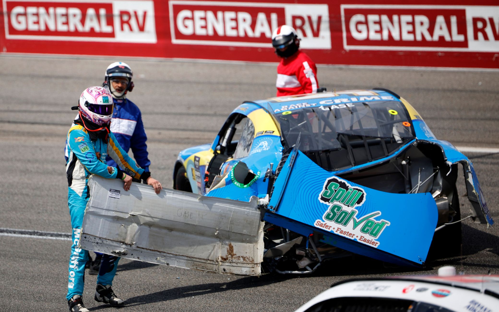 Nascar, Joey Gase lancia il paraurti della sua auto contro l'avversario ...